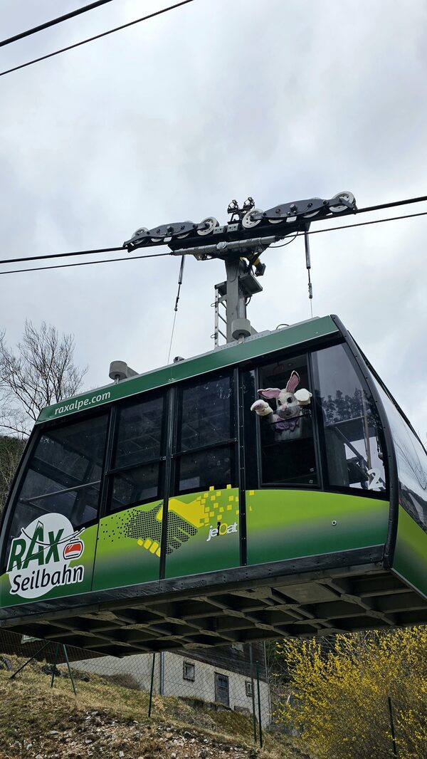 Ostermontag: Osterhasenbesuch bei der Rax-Seilbahn